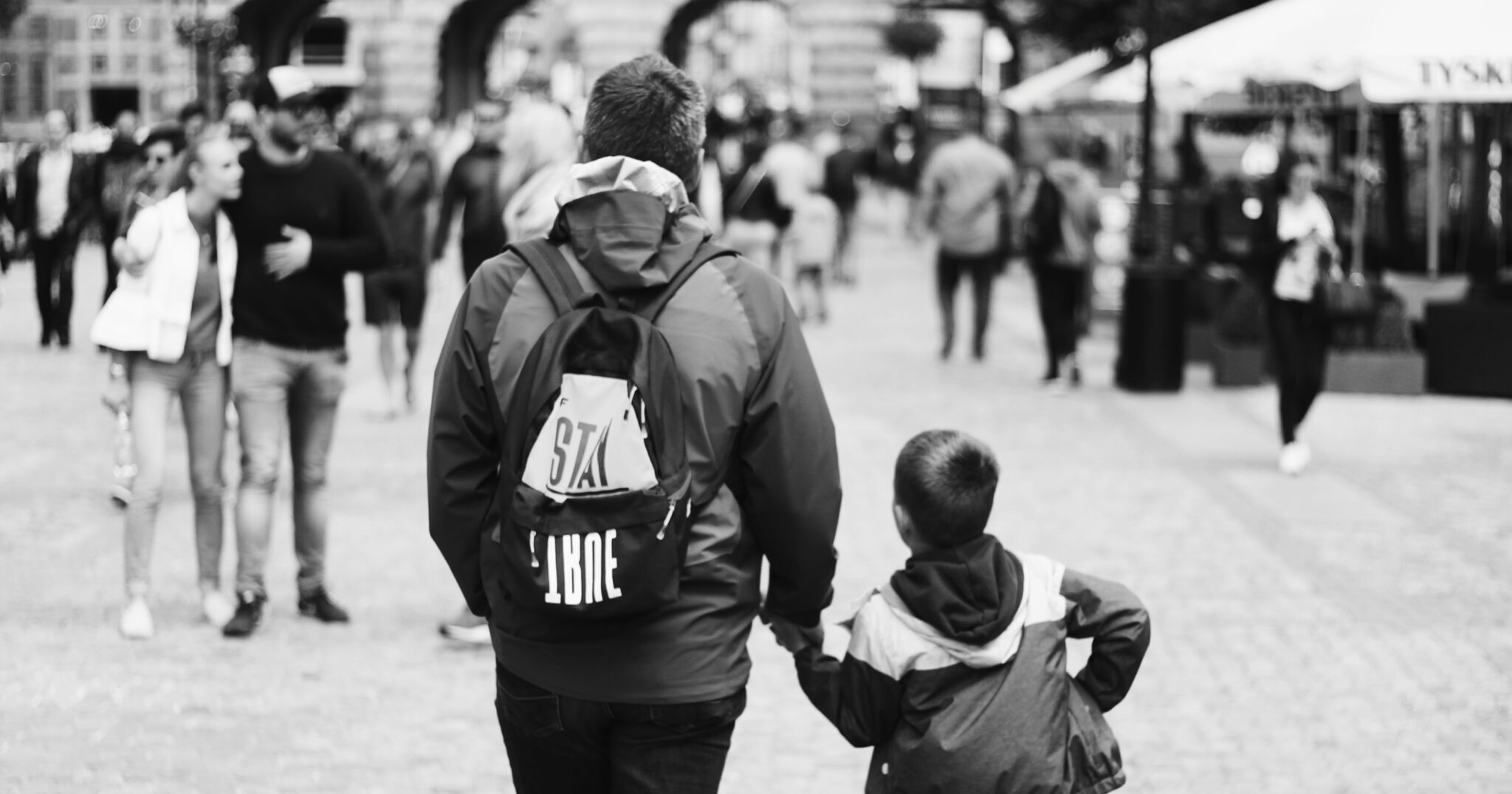 How to keep kids safe in crowds | SafeWise Australia